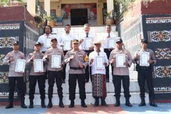 Tokoh Masyarakat dan Anggota Polres Rote Ndao Dapat Penghargaan