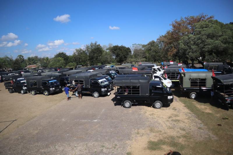 Ratusan Pick Up Demo ke Kantor Gubernur NTT Tolak Larangan Angkut Penumpang